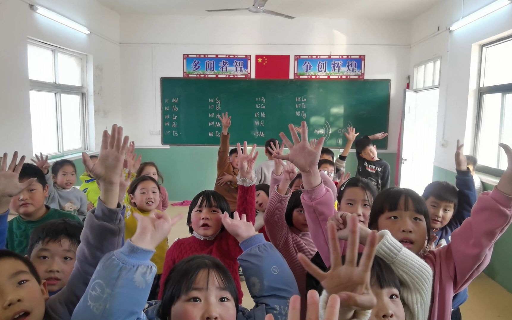 4到7岁小孩正确说出化学元素周期表,老师一句不讲孩子自动会。双减...