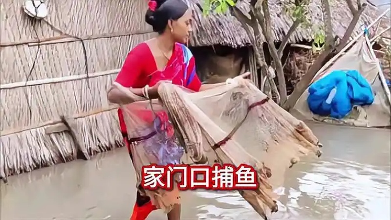 洪水淹到家门口,女人在家门口撒网捕鱼