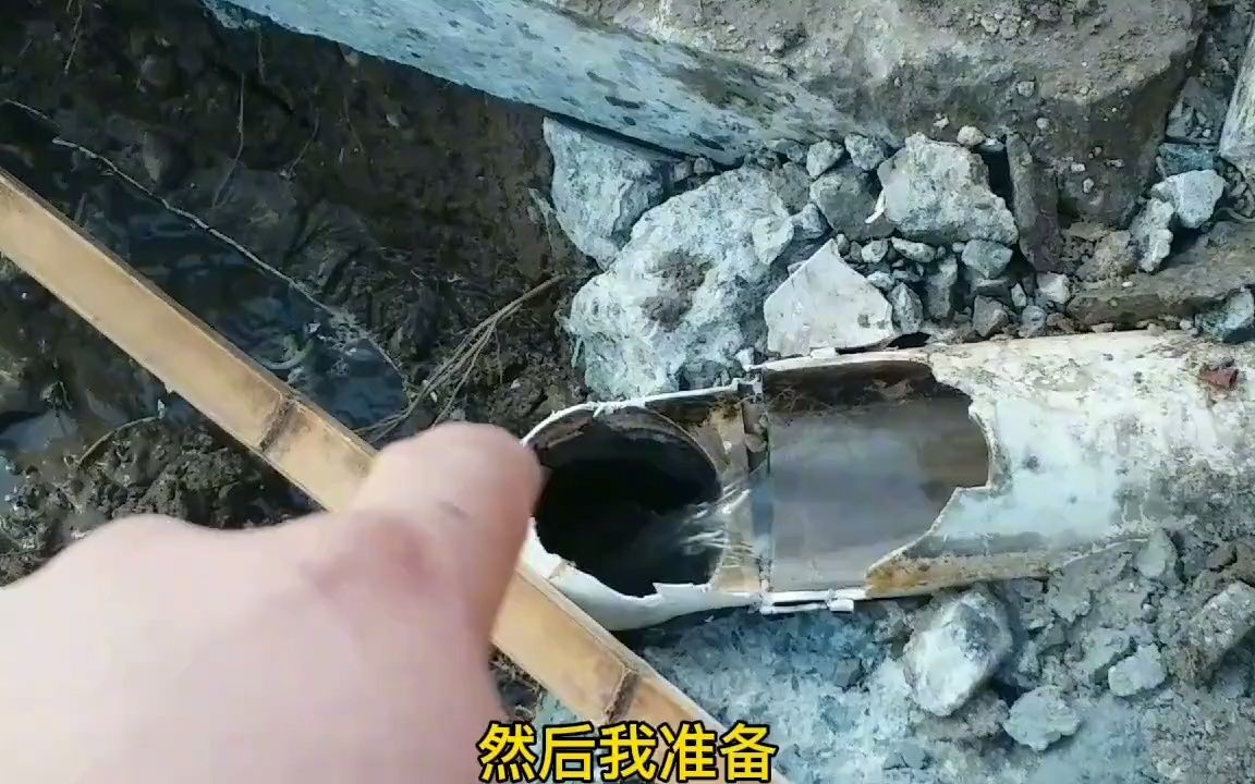 食堂下水主管道堵死,挖开后竟然紧挨着安装了2个90度弯,这咋修