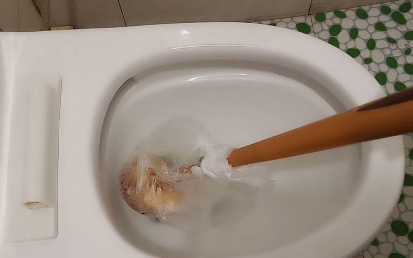 马桶堵塞冲不下去水,简单一招,教你快速疏通不花冤枉钱