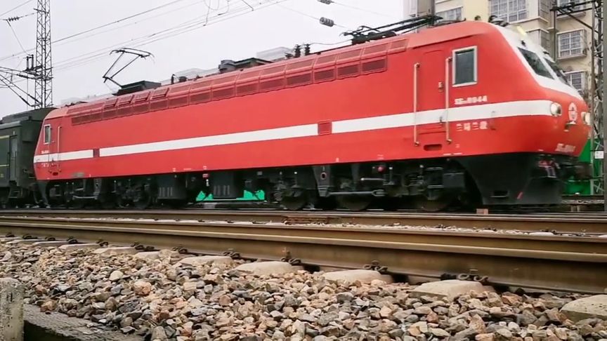 由兰州开往江苏泰州方向的火车K420驶出宝鸡站,运行28时34分