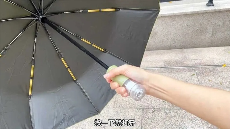 单手就能操作可以自动开合的雨伞里层有黑胶晴天雨天都能用哦