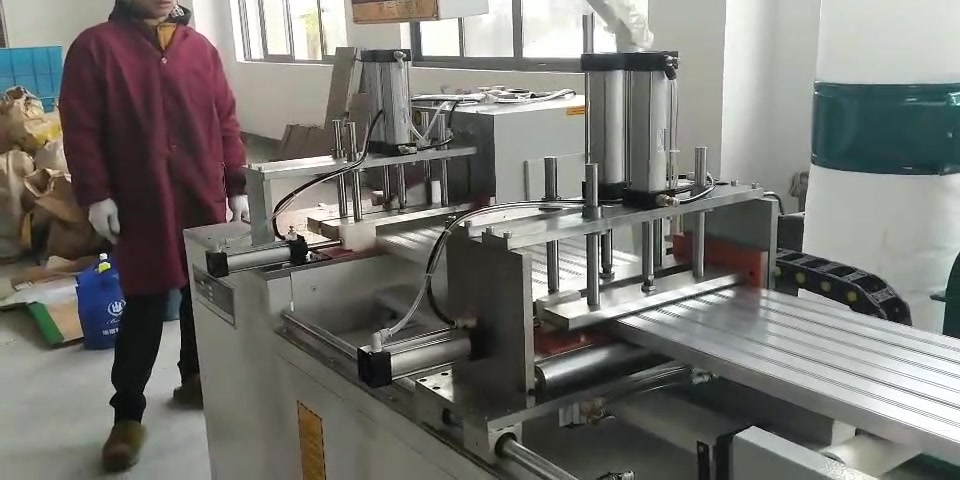 铝管锯切机-邓氏DS-A400铝合金型材切割机视频-1排放7根铝管锯切,无...
