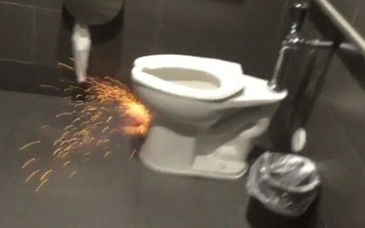 麦当劳厕所放炮(严禁模仿)