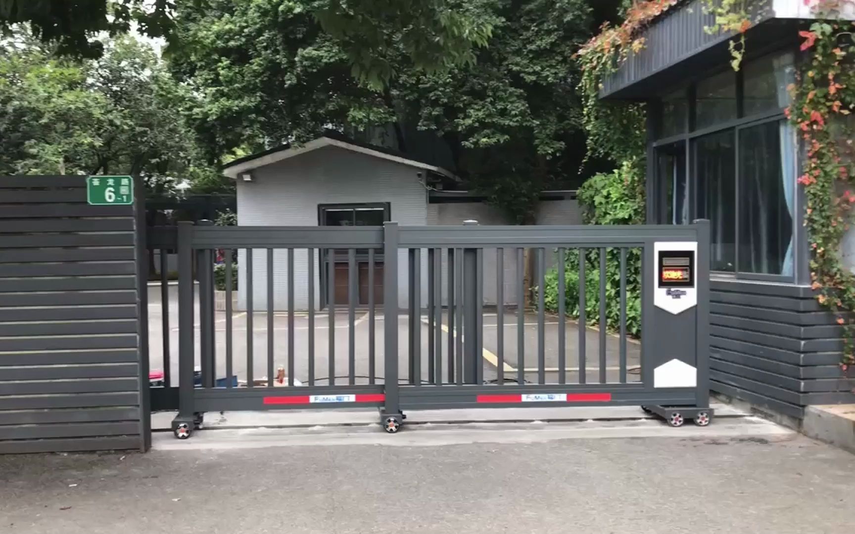 南宁电动伸缩门安装公司 无轨伸缩门安装 分段式电动伸缩门厂家