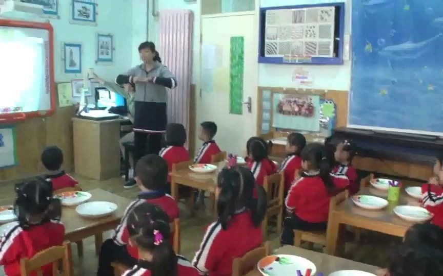 幼儿园公开课优质课小班美术《小鱼游游》课堂实录(1)