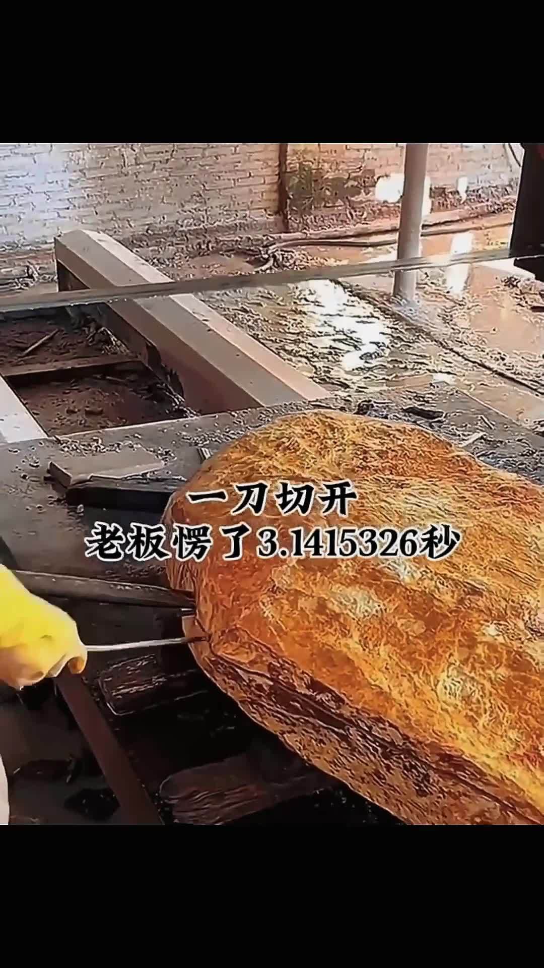 大哥在云南抵押劳斯莱斯切出的翡翠原石,激动了三天三夜