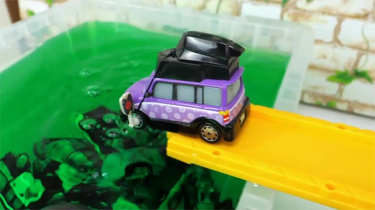 儿童喜欢的赛车总动员玩具车在高低循环轨道上滑行入水的游戏