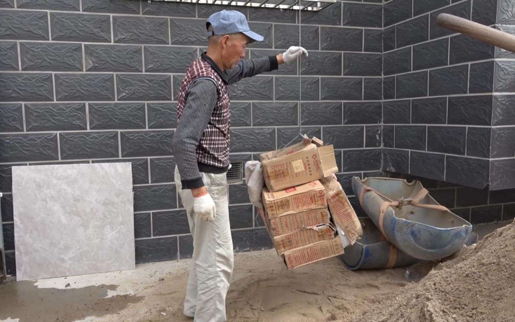 用机械滑轮往三楼吊地板砖,看看他们是怎么吊上去的