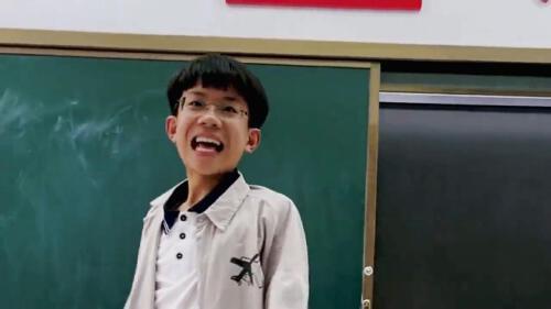 高中学生模仿英语老师讲课,声情并茂这也太像了吧,你们敢TRY吗?