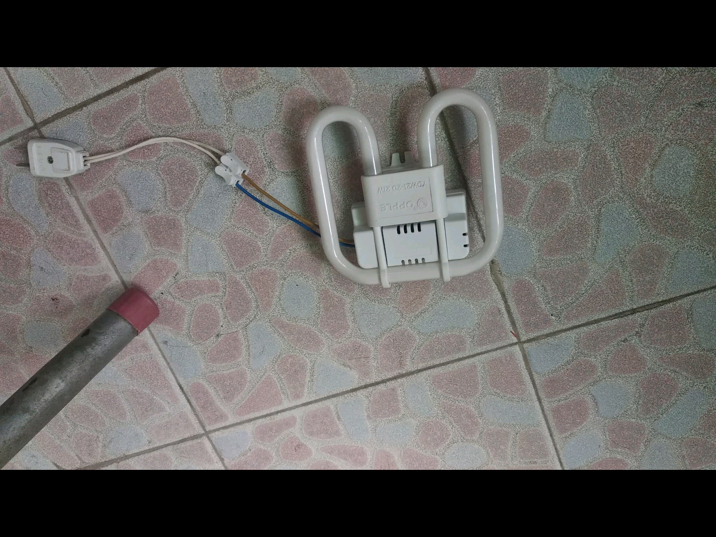 两款镇流器启动欧普21瓦凹型灯管