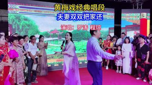 演出遇阵雨,演员邀请没有雨伞的观众上台看戏