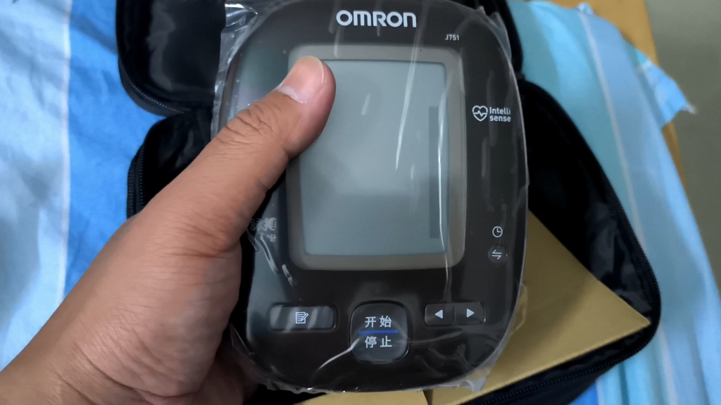 欧姆龙血压计J750日本原装进口家用智能蓝牙臂式电子血压测量仪简单...