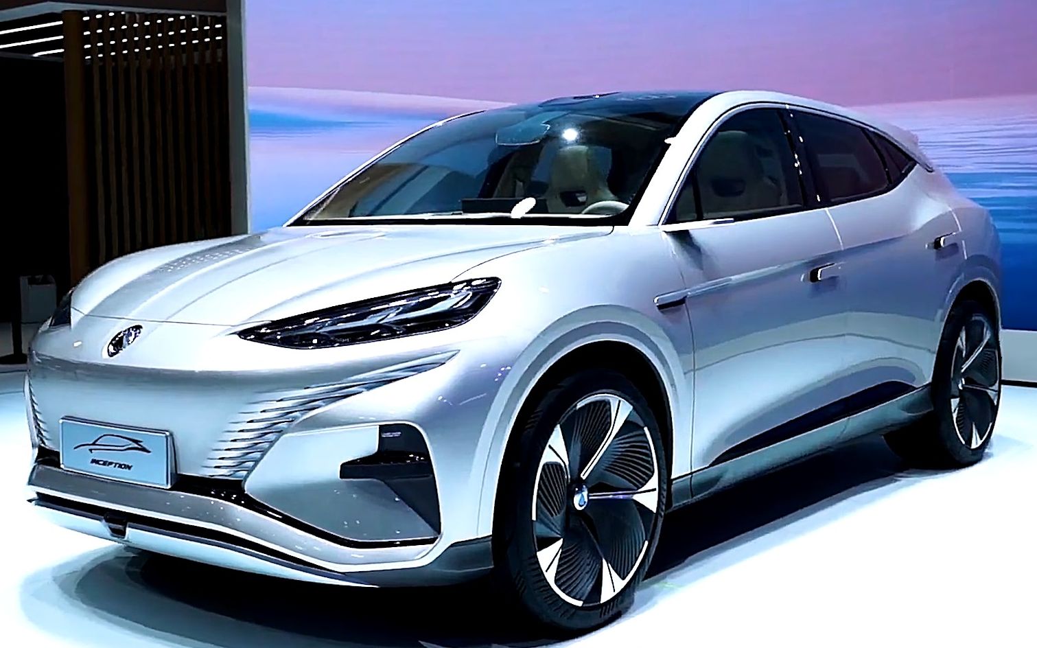 比亚迪三款新车亮相,款款堪称“王炸”,纯电动六万起步还有谁