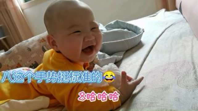 教了十个数字的手势,苒苒学会了8