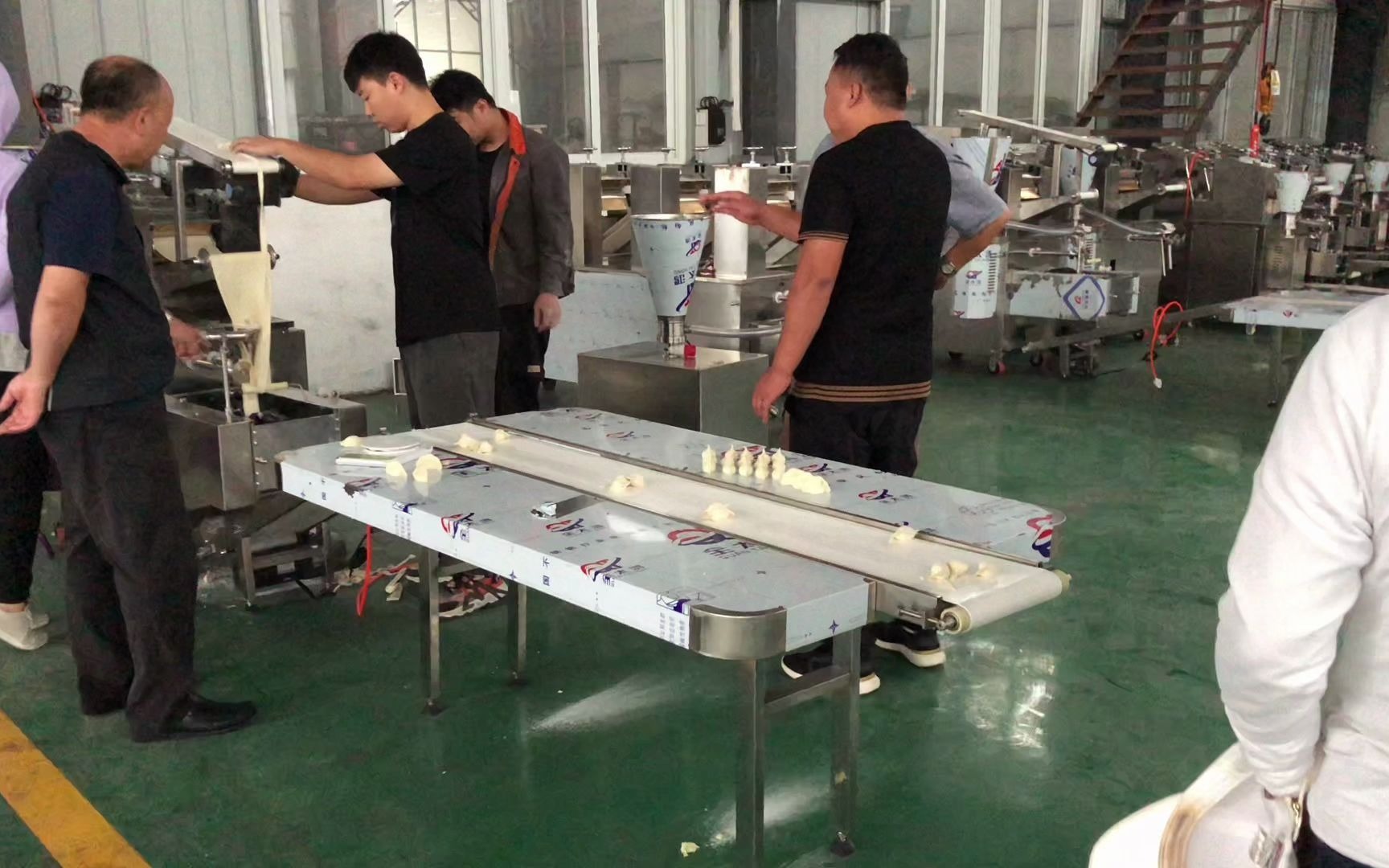 ...多少钱一台?全自动饺子机一小时能生产多少,水饺机它有多少种型号。