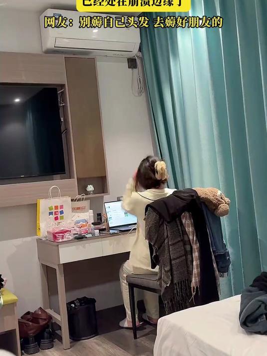 女生旅游时接到导师的线上会议做PPT,已经处在崩溃边缘了