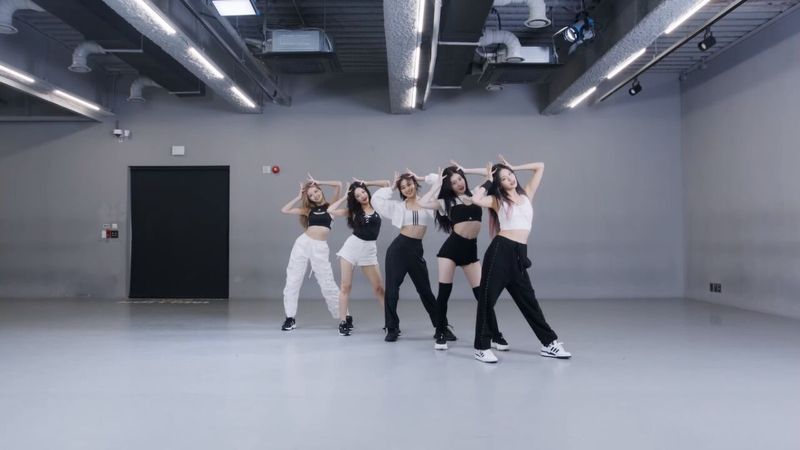 将下巴高高抬起!ITZY《SNEAKERS》舞蹈练习室中韩双字