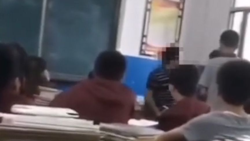 教师对学生拳打脚踢扇耳光 官方通报:涉事教师调至边远学校