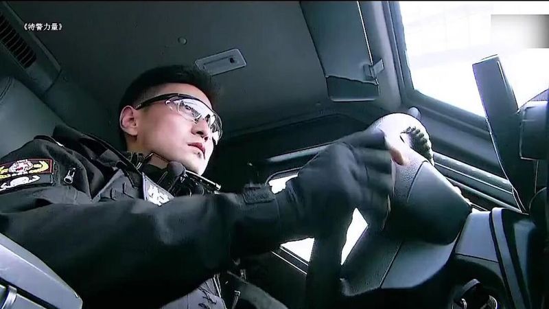 特警车撞上宝马,泼妇女主不依不饶,下车后傻眼了