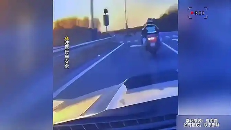 女子开车不小心撞到交警 交警来查看记录时居然乐了