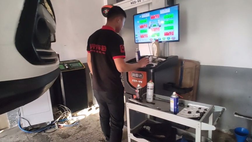 汽车方向盘不正,高速抖动,去四轮定位加动平衡花了三十多真便宜