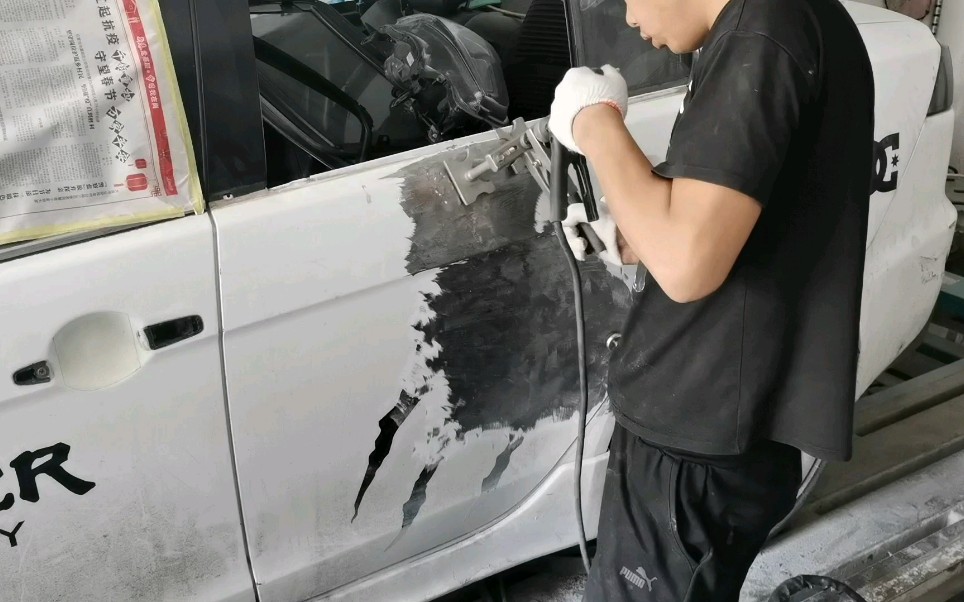 汽车钣金工维修三菱事故车 车门钣金维修过程