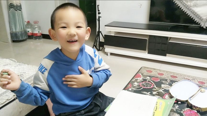 儿子放学回家就写作业,原来是有目的,还夸自己是个“棒孩子”