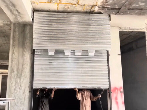 民间手艺人巧妙制作卷帘门的简便实用方式
