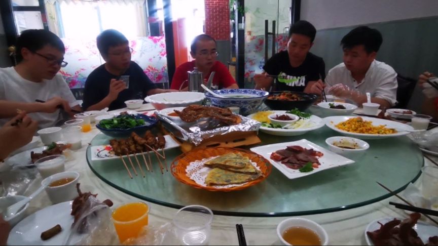 前同事离职请吃饭,吃完回宿舍聊聊天收拾东西,祝福她前程似锦!