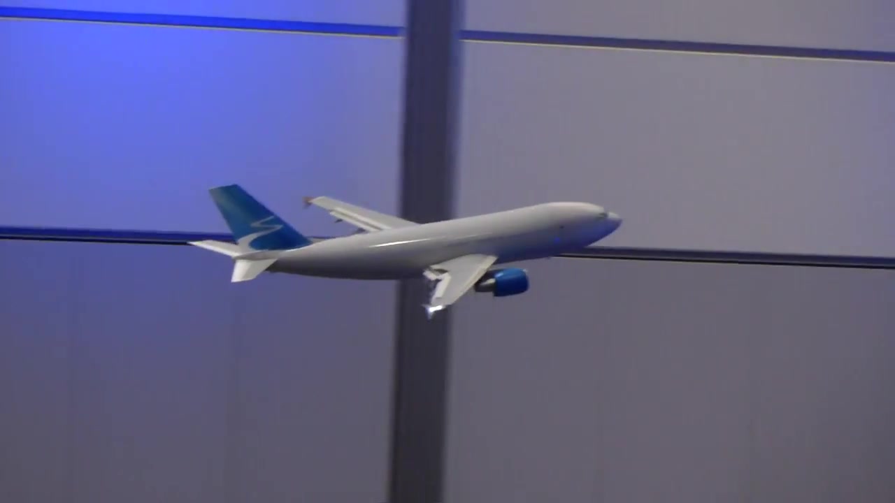 A310模型室内低速飞行