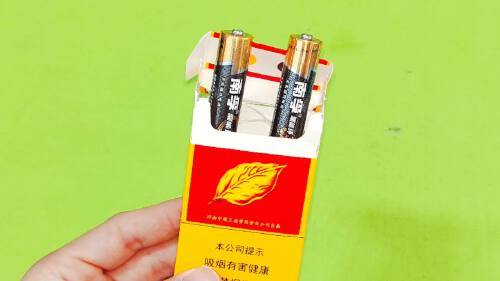 才知道,把废旧电池塞进烟盒里,使用价值立马翻倍,看完涨见识了