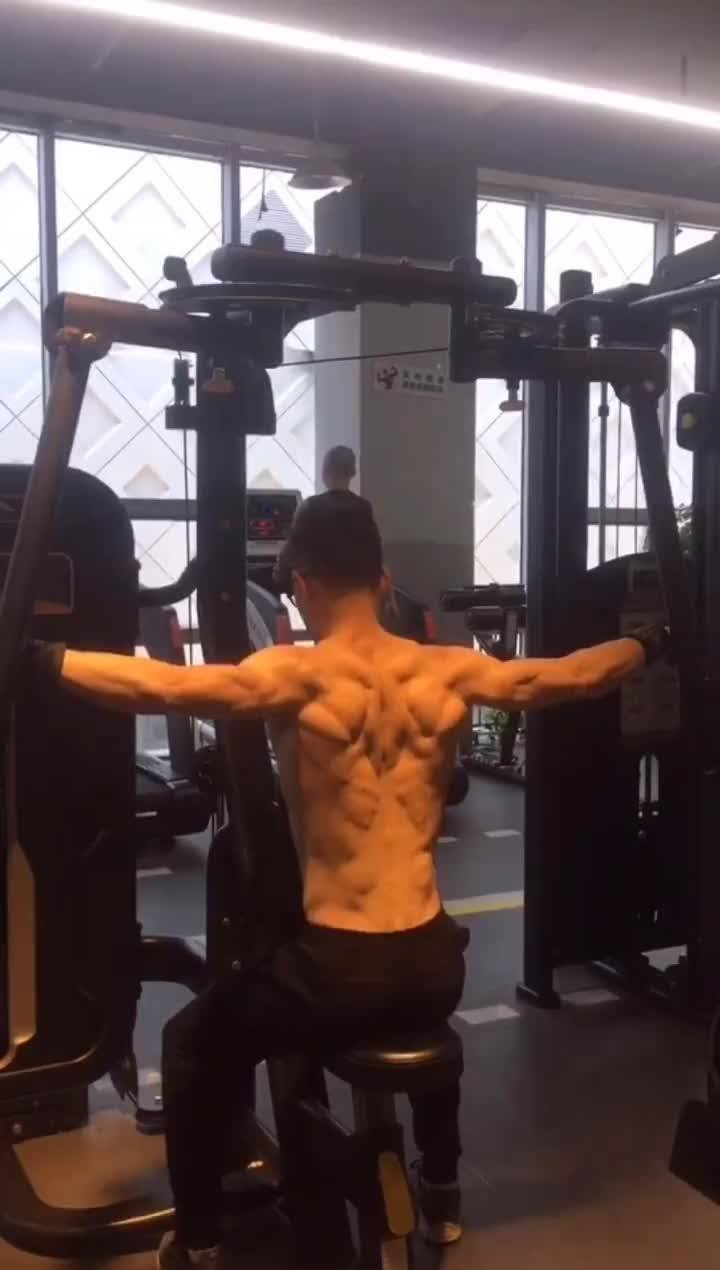 第一次进健身房的我不知道怎么用器械也不知道是不是这样用的