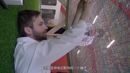 印度小哥缠绕根橡皮筋,拖拉机能冲破障碍?结局反转了!