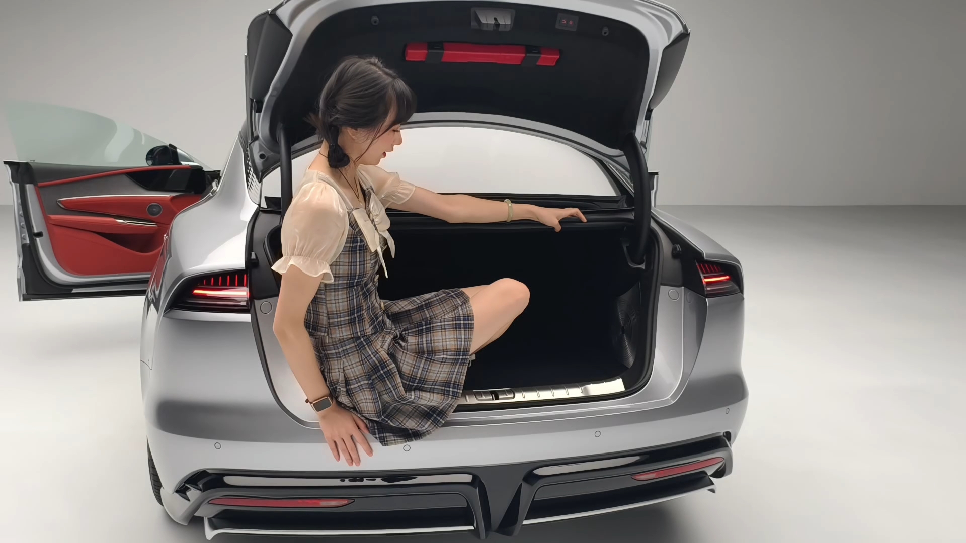 仰望U7广州车展开启预售!纯电+混动诸多黑科技蓄势待发