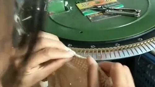 机器织毛衣了,你穿的漂亮毛衣,可能也是陕西大姐这样做出来的
