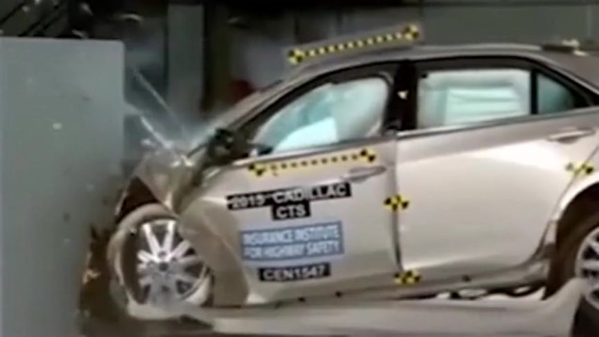 凯迪拉克汽车碰撞测试,结果令人震惊,这也太吓人了吧!