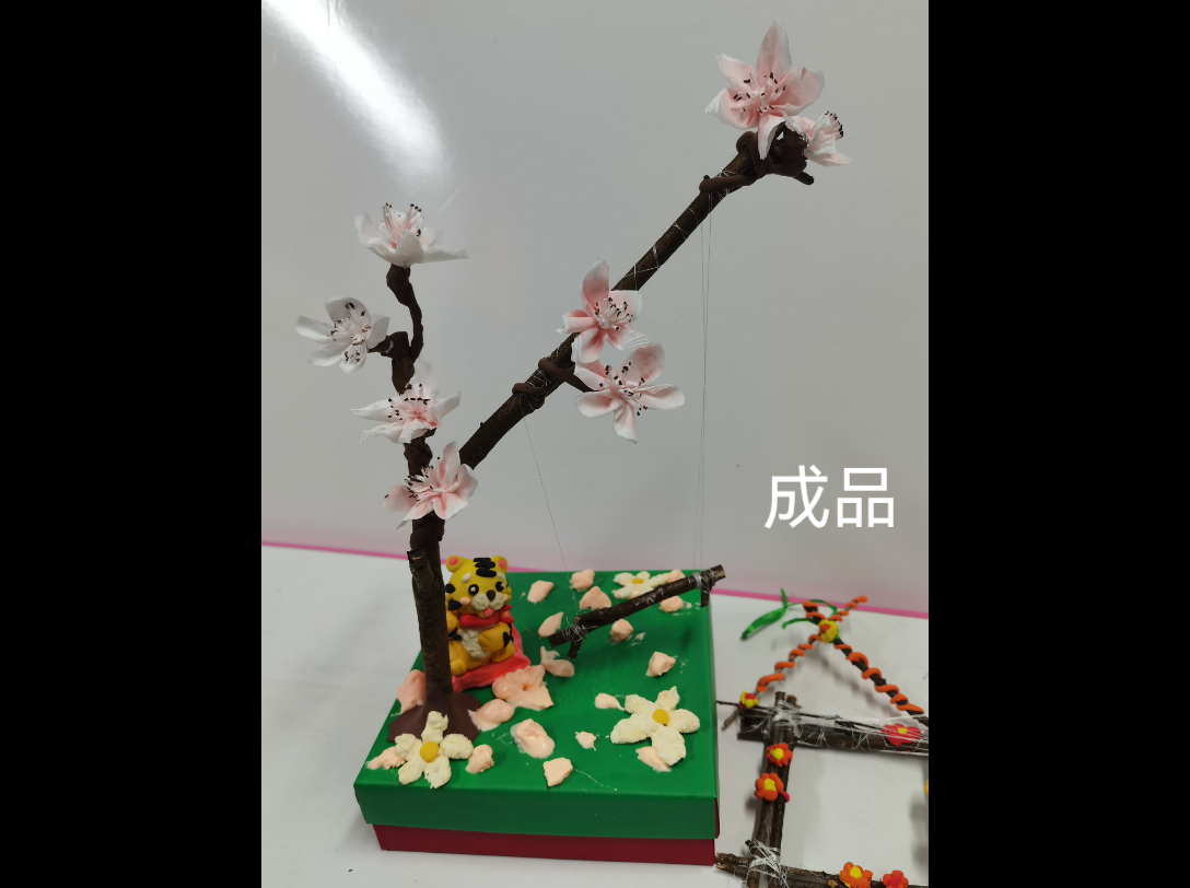 幼儿园作业:桃花树下的小老虎,祝大家虎年大吉超轻粘土,桃枝,桃树枝