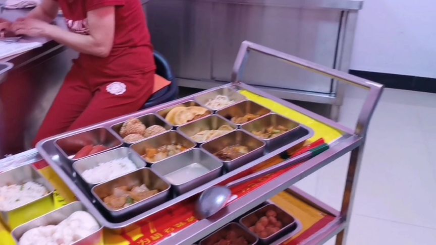 高考前市里有关部门检查我校食品留样专间。