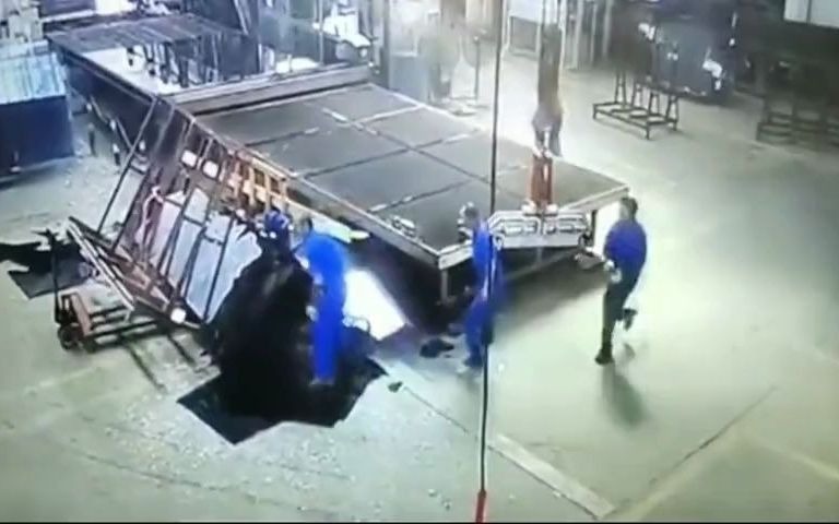 永远不要站在手动液压叉车的前面或者后面