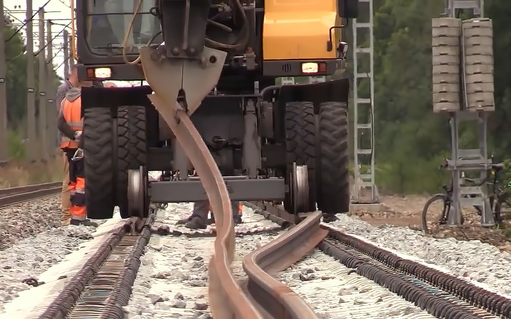 不可思议的火车铁轨,为何新铁轨在铺设时像绳子一样软绵绵的?