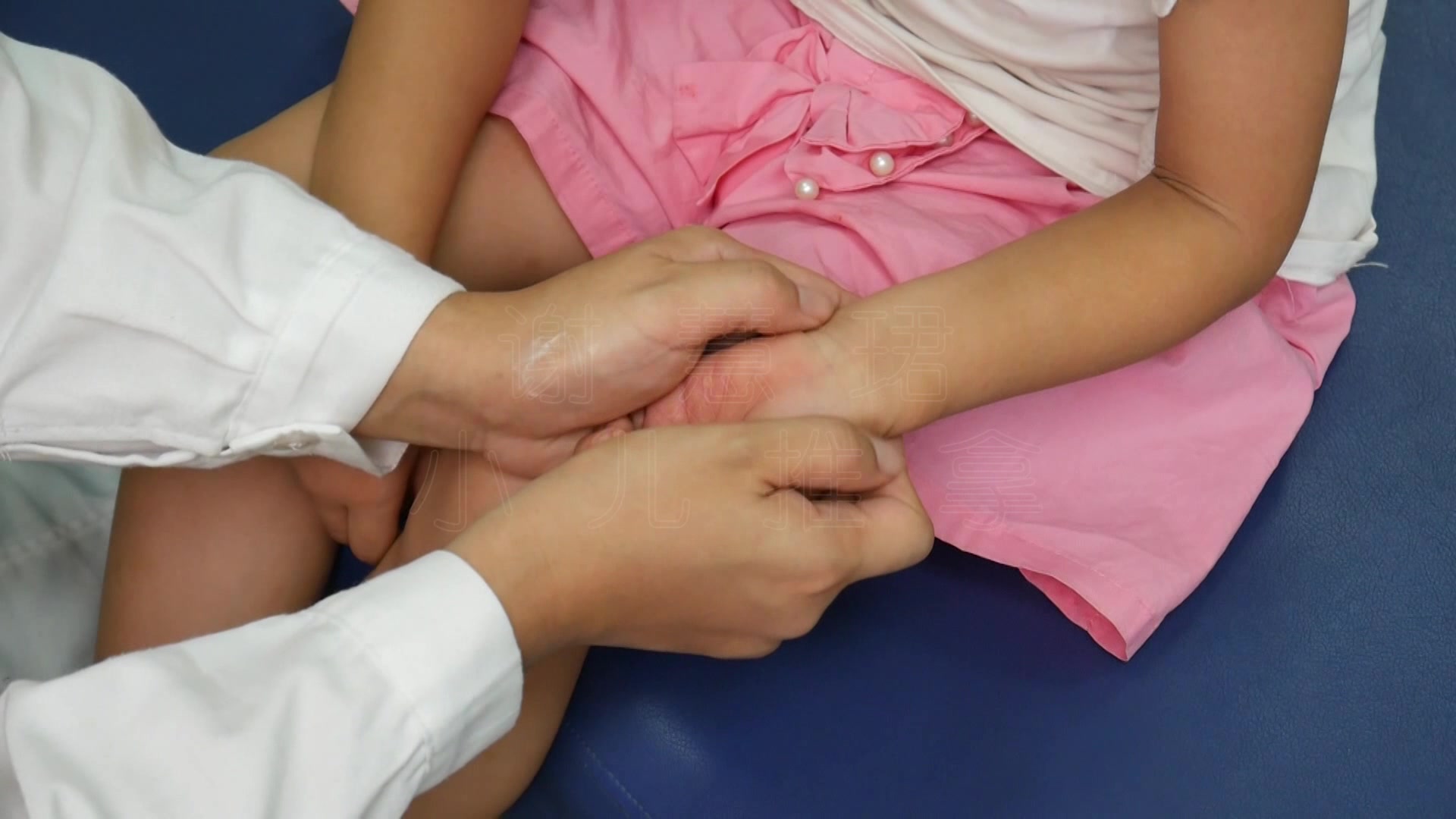 【小儿推拿】常用手法之分推法 猜猜这是什么穴位?