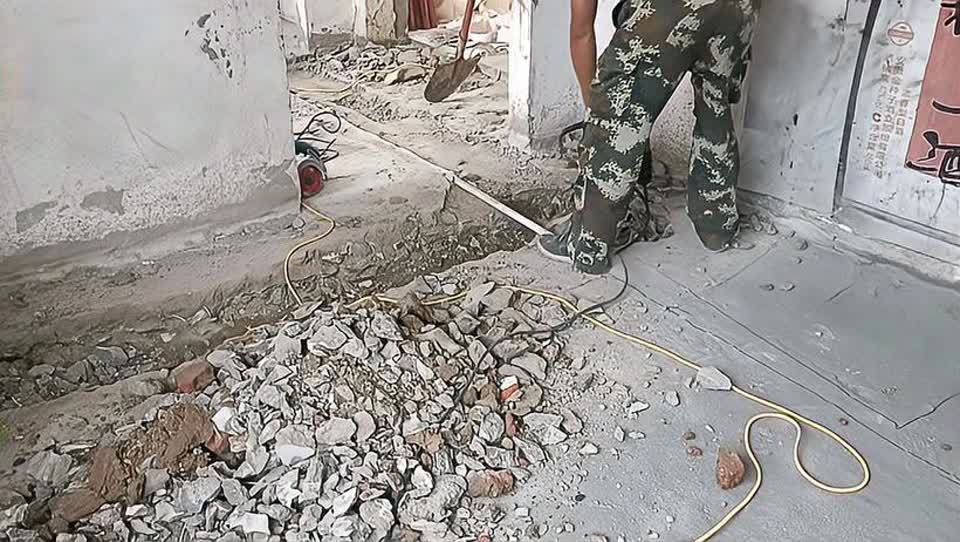 给用户预埋管安装坐便器,和下水管,看看非常费事