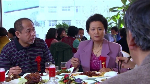 离你有多远:亲家刚要夹菜,婆婆就要转桌,真是没有素质!
