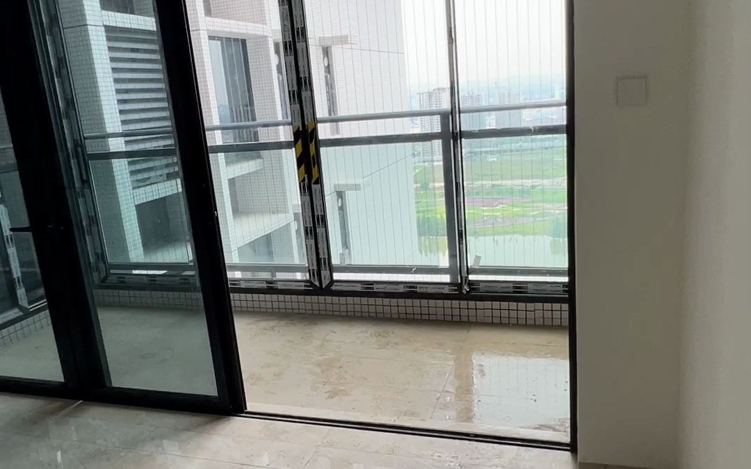 封阳台想要家里通风透气,那就用落地推拉门来封!