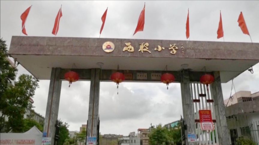 开学强制买校服?学生家长:不买就报不了名