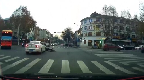 当电动车拐弯时肆无忌惮,事故就这么不可避免的发生了