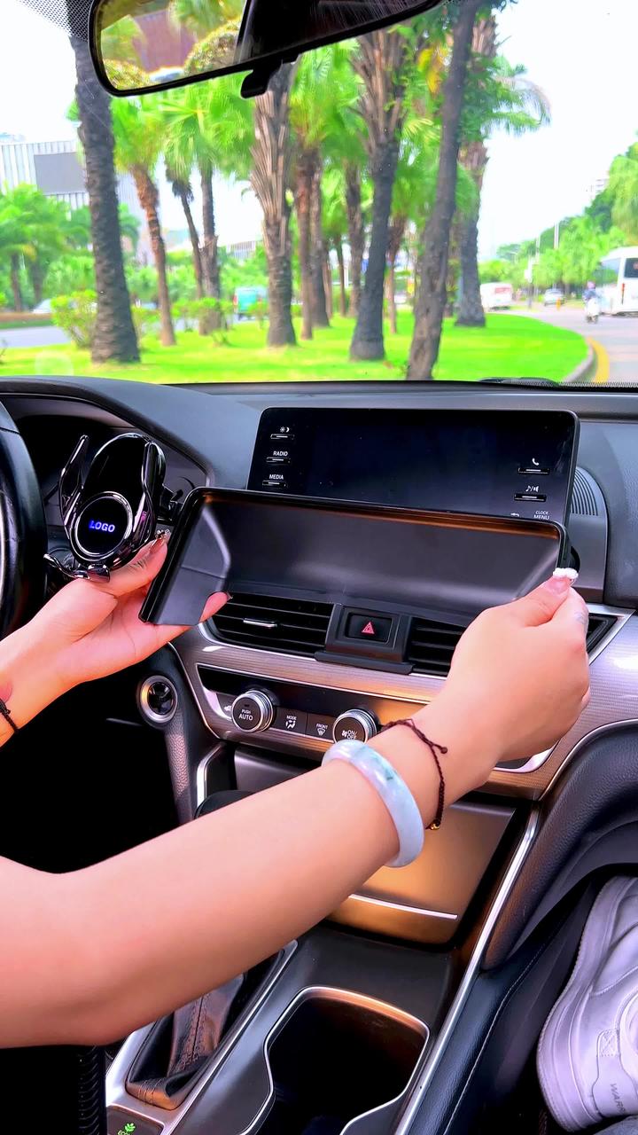 卡在车上即可使用,一秒轻松完成安装,牢固不掉!#专车专用手机支架 #...