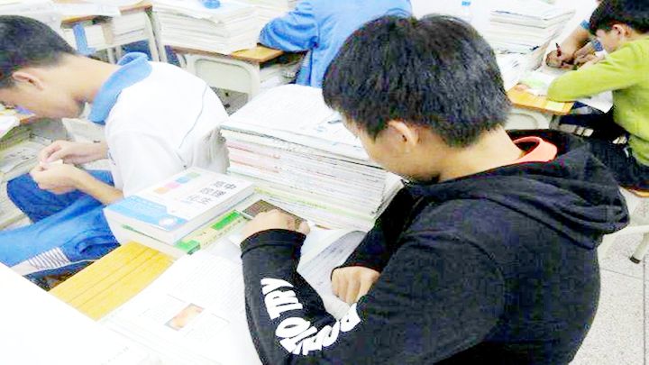 孩子玩手机游戏,不仅影响成绩,这3个后果更可怕!