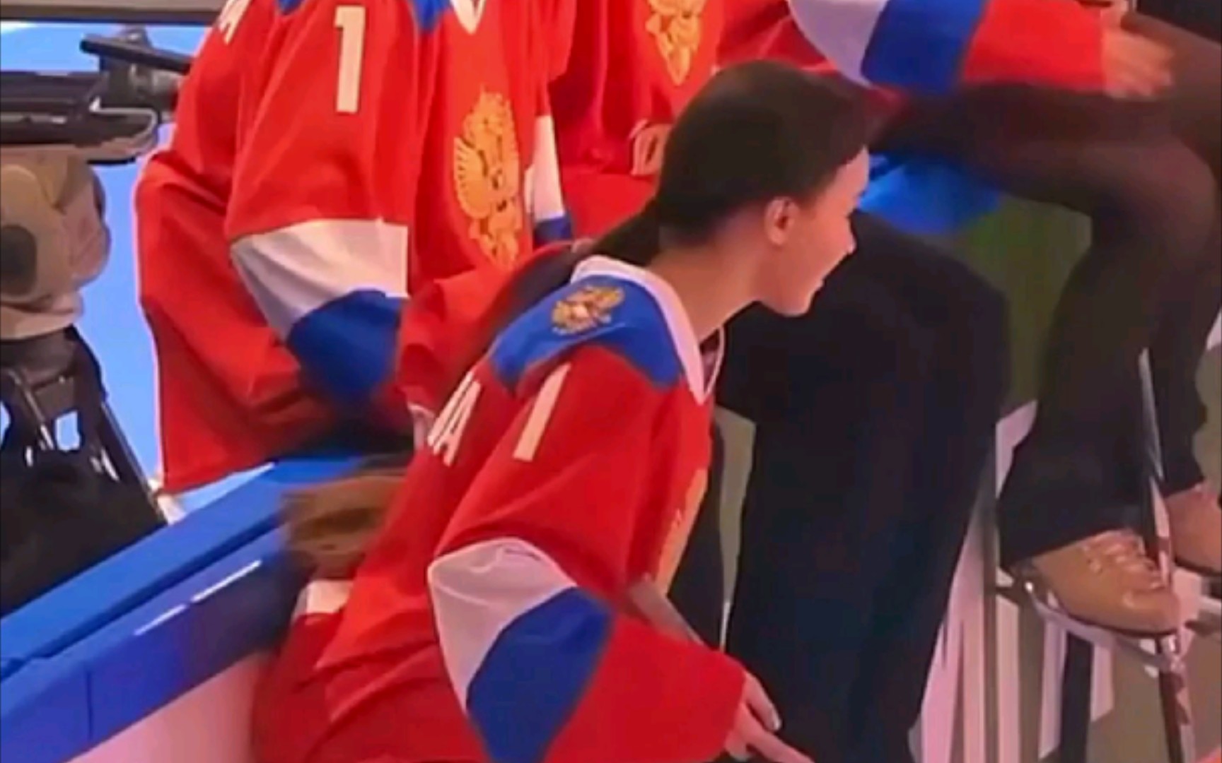 ...冰上项目换行,表现同样优异的谢尔巴科娃女士,中间还能再再跨行变个...